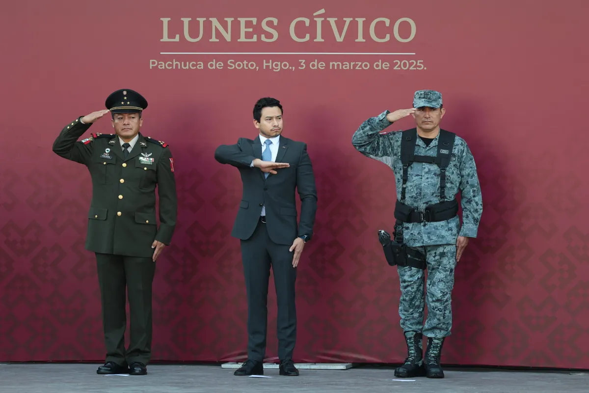 Alejandro Velázquez encabeza lunes cívico en Plaza Juárez | La Jornada ...