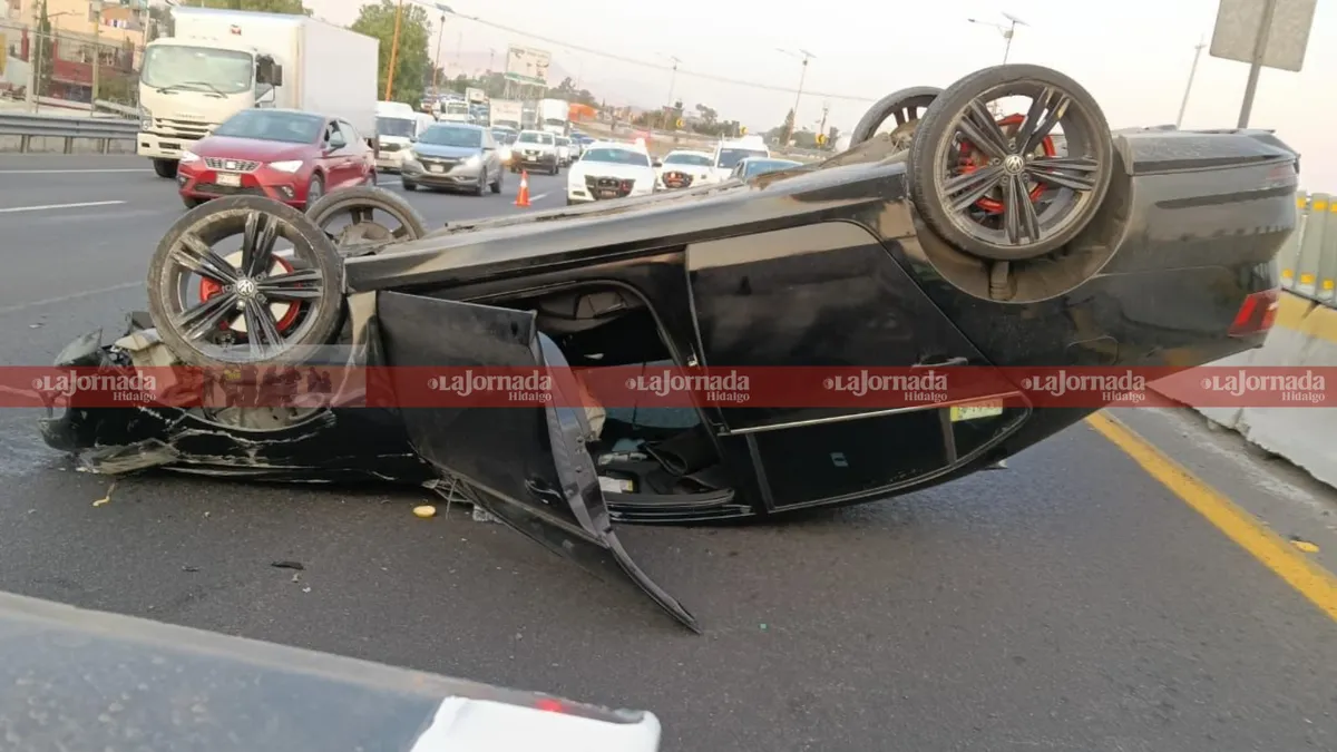 Accidente en la autopista México-Pachuca: volcadura genera caos vehicular | La Jornada Hidalgo